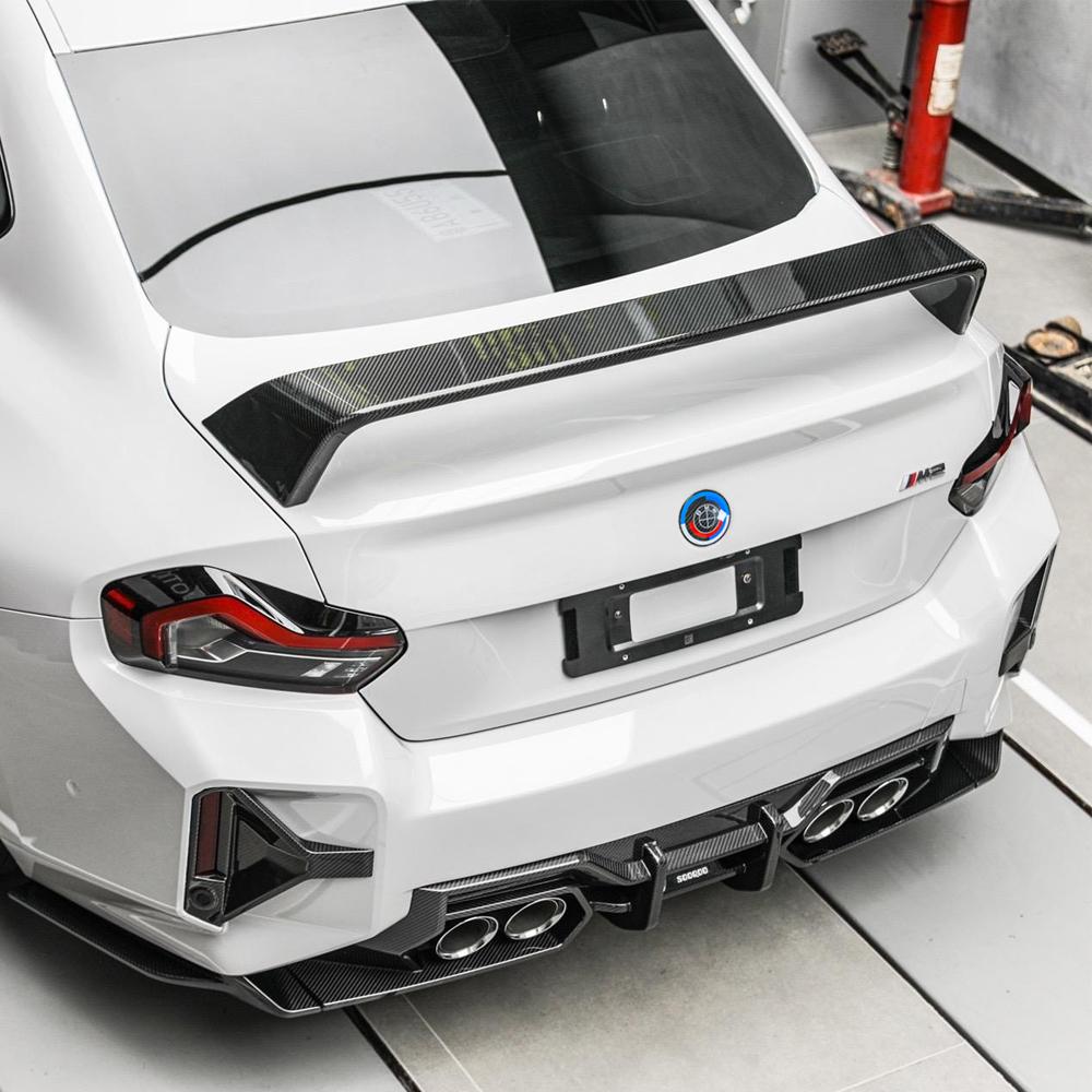 M PERFORMANCE STYLE CARBON FIBER REAR WING FOR BMW G87 M2 – OPEN THROTTLE